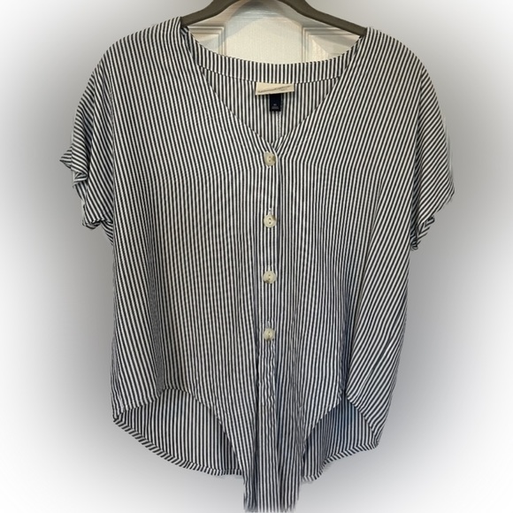 Universal Thread | Tops | Universal Thread Short Sleeve Shirt Button ...